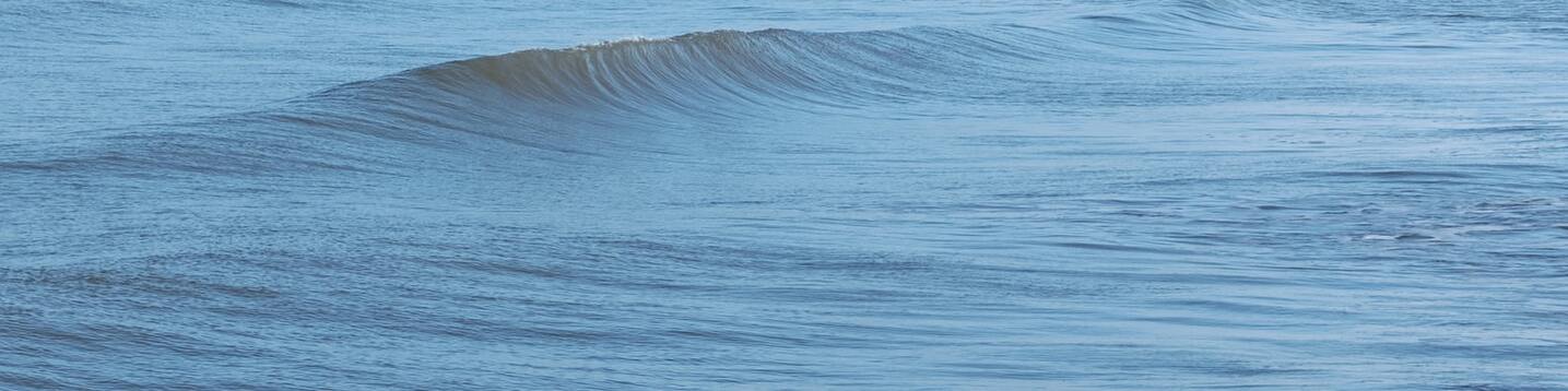 Calming Waves Of The Sea - LinkedIn Background - Get some inspiration!